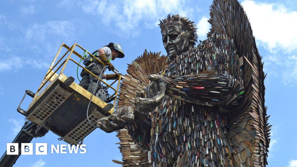 Knife Angel's arrival in Walsall aims to spark crime discussion - BBC News