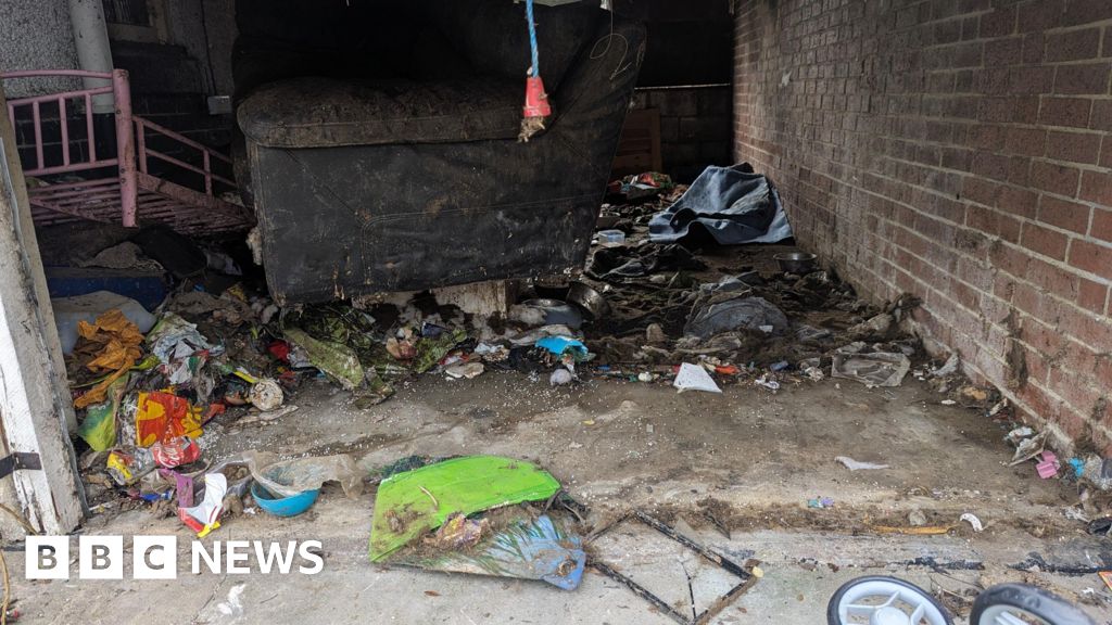 Derby: Dog dies after being abandoned in 'filthy' garage - BBC News