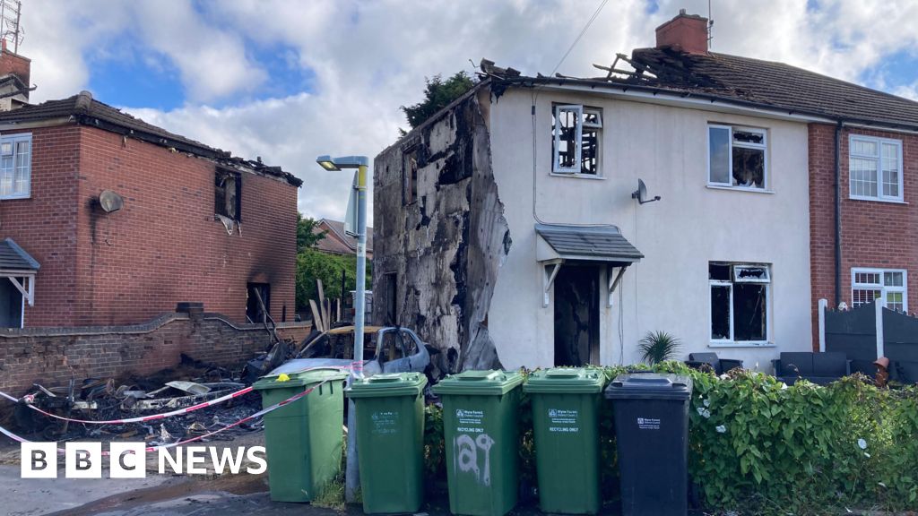 Homes damaged in major fire on Kidderminster residential road - BBC News