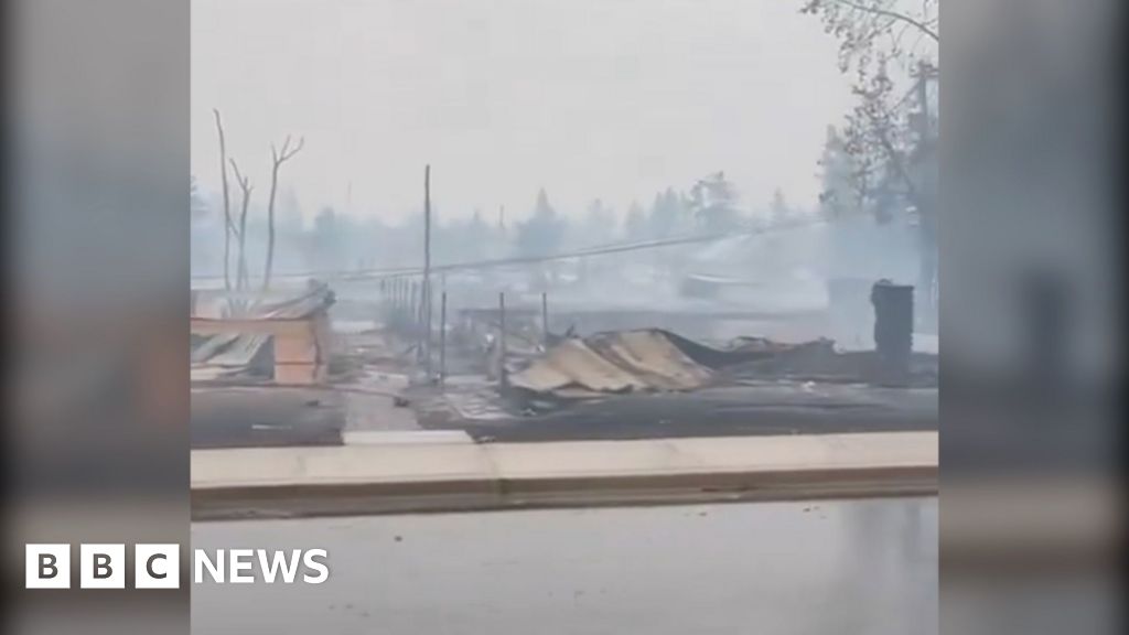 Driver films destruction in Jasper after wildfire - BBC News