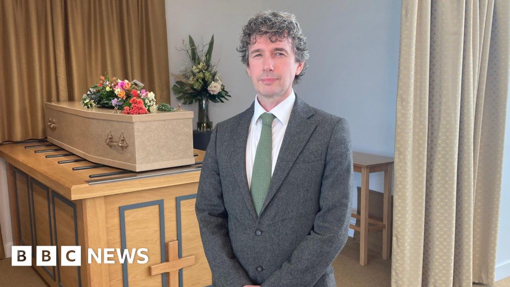 The 'pauper funeral' celebrant who leads services without attendees ...