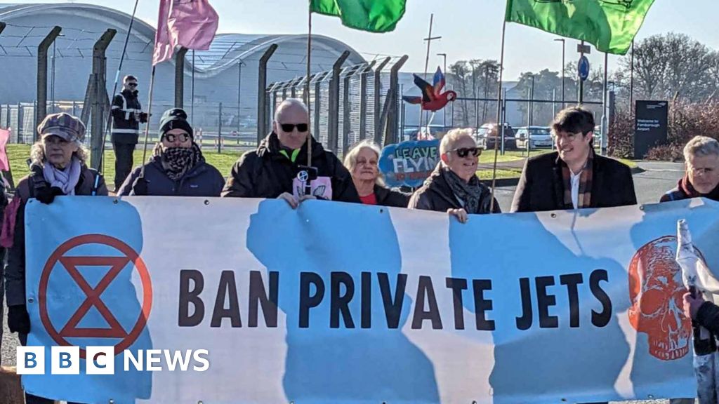 Protesters block Farnborough Airport over expansion plans
