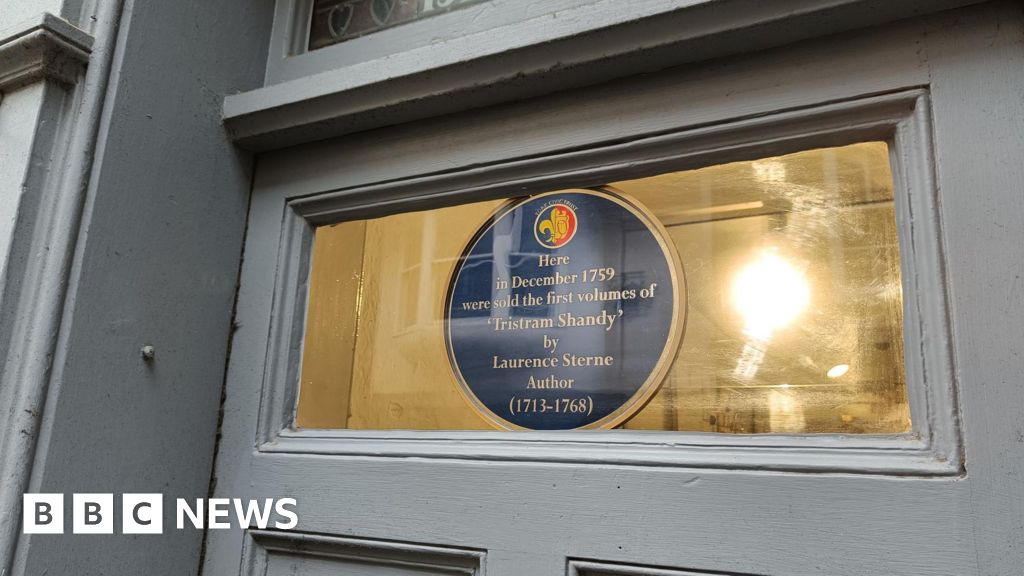 York: World’s first stained glass blue plaque unveiled - BBC News