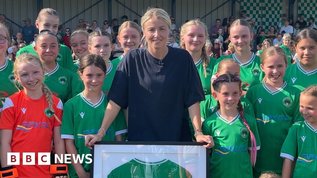 Lioness Leah Williamson opens pitch named after her in hometown - BBC News