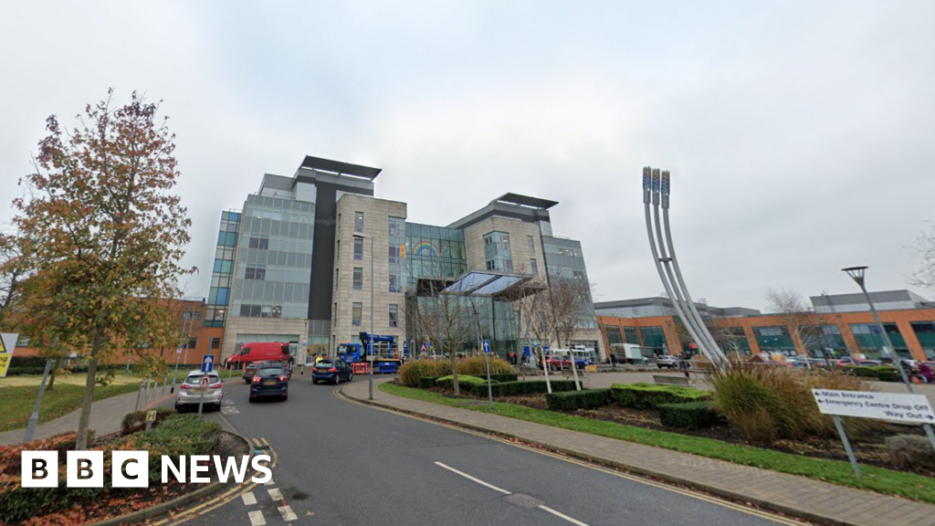 Peterborough virtual hospital wards treat 1,300 patients - BBC News