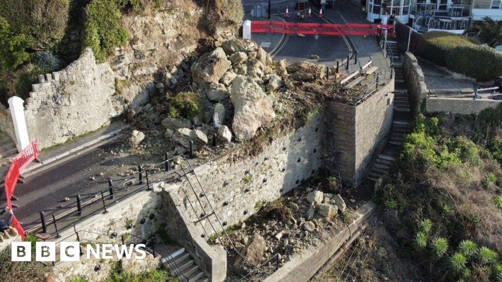 Ventnor: 'Significant rockfall' closes roads on Isle of Wight - BBC News