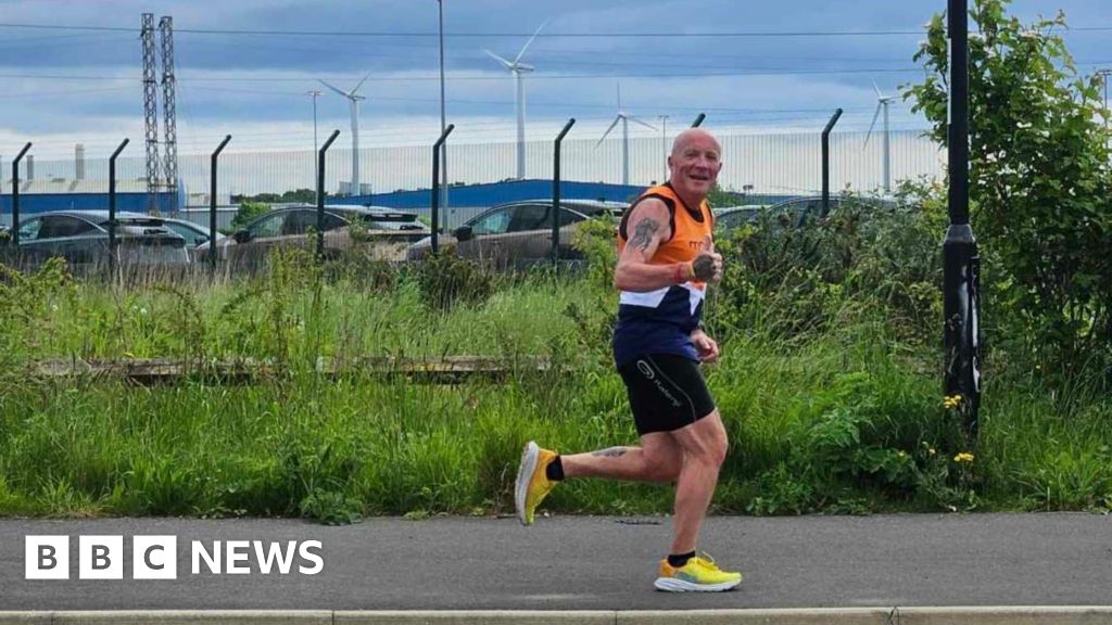 Washington grandad runs seven half marathons in seven days - BBC News