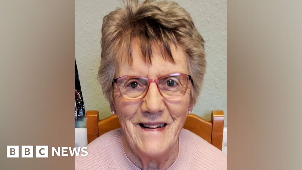 Barmouth A496 fatal crash: Tribute to 'beloved Mam' Jean Harris - BBC News
