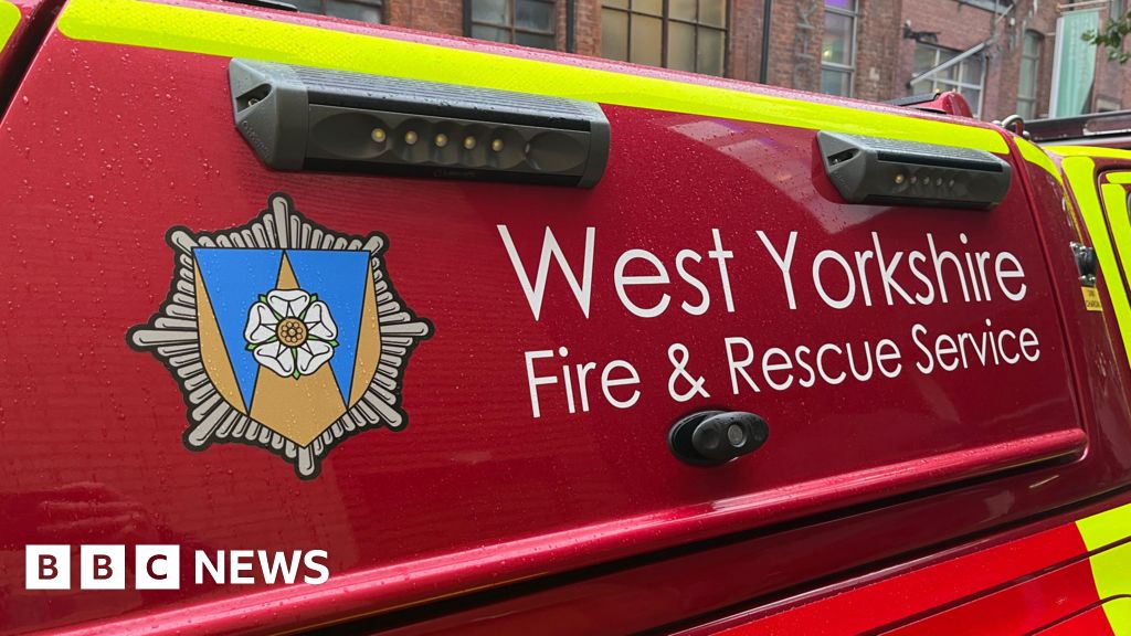 Keighley building collapse: Structure 'as safe as possible' - BBC News