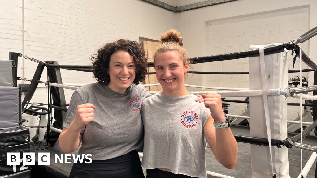 St Albans boxing club hopes to give women more confidence - BBC News
