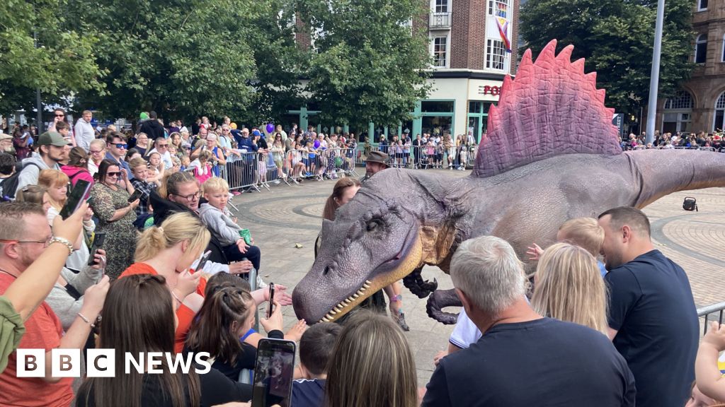 Hull Dino Day helps city centre roar back into life - BBC News