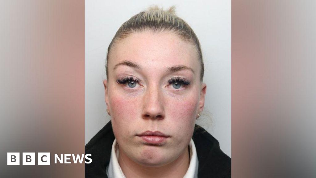 Five Wells prison officer jailed over relationship with inmate - BBC News