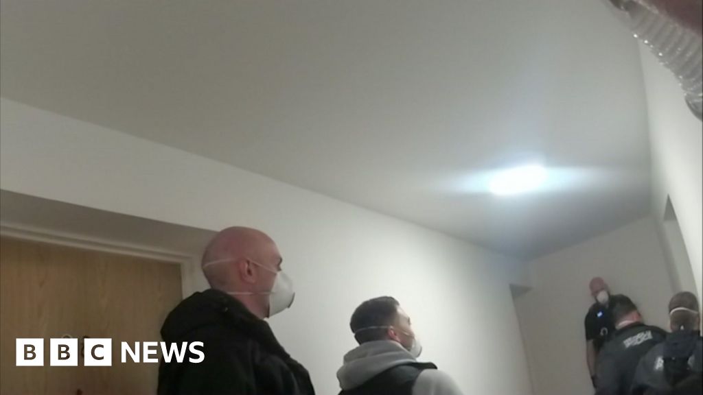 Moment Wrexham man who sold assisted suicide chemicals arrested - BBC News