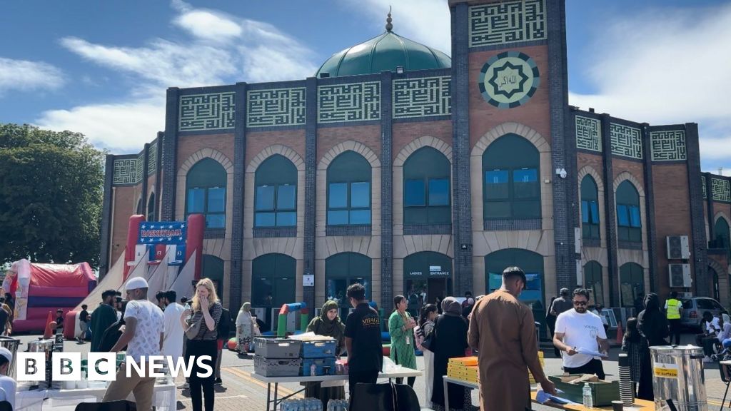 Peterborough mosque event brings community together - BBC News