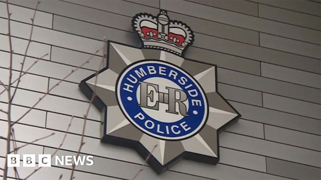 Humberside Police officer guilty of gross misconduct over affair - BBC News