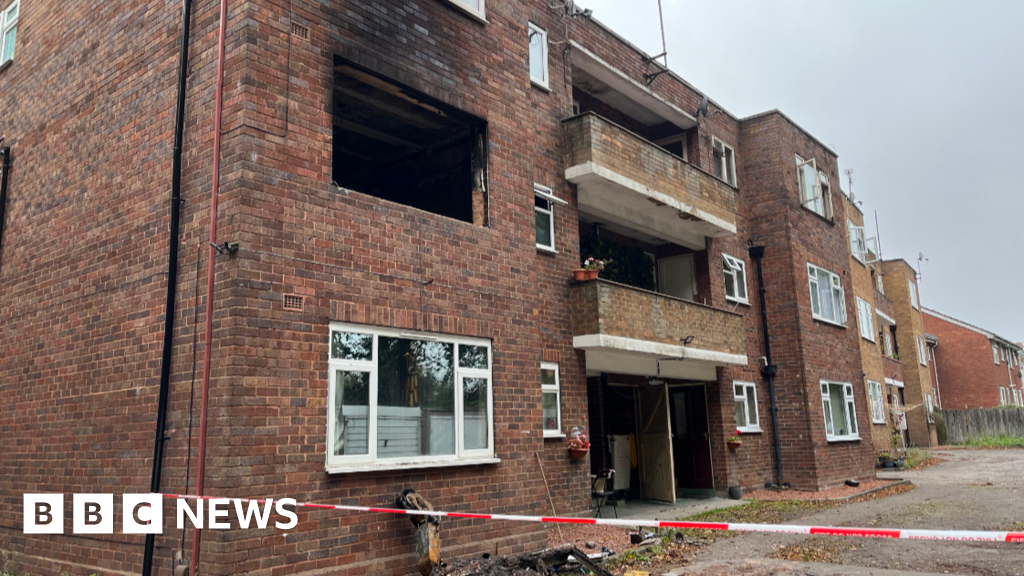 Four fire crews tackle severe Walsall flat blaze - BBC News