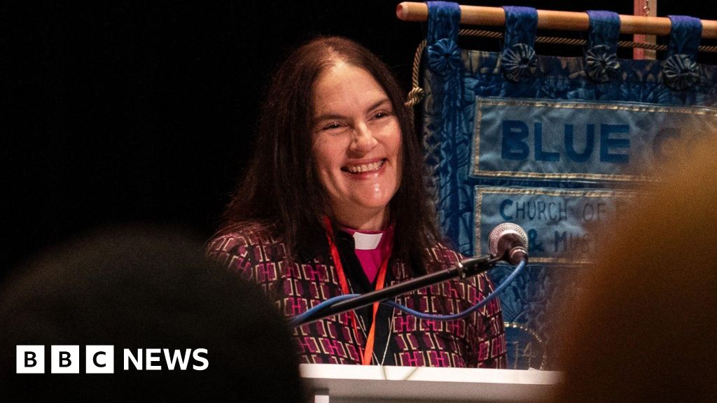 Coventry's first female bishop installed at cathedral - BBC News