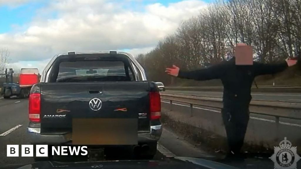 Road rage driver banned for stopping on Warwickshire M40 fast lane ...
