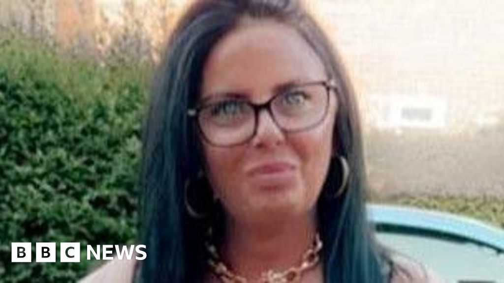 Man admits murder of Laura Robson in Gateshead - BBC News