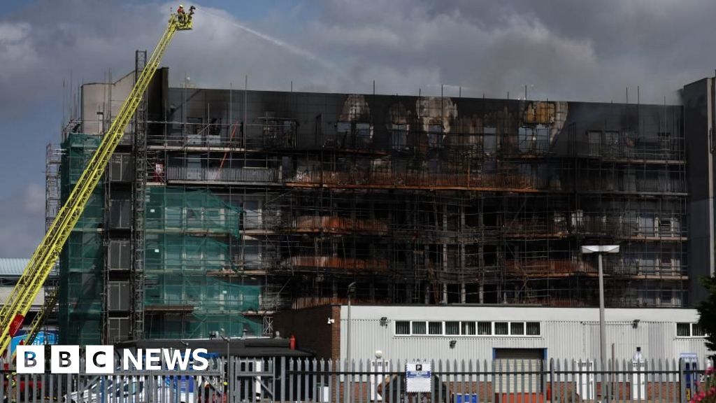 Dagenham fire: Urgent action needed on cladding, adviser says - BBC News