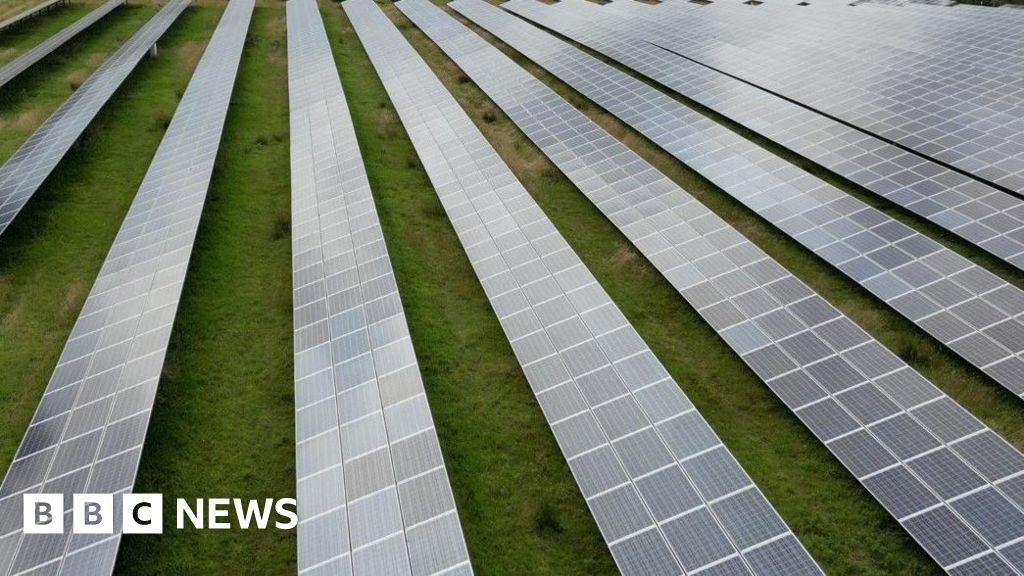 Bradford Abbas solar farm covering hundreds of acres planned - BBC News