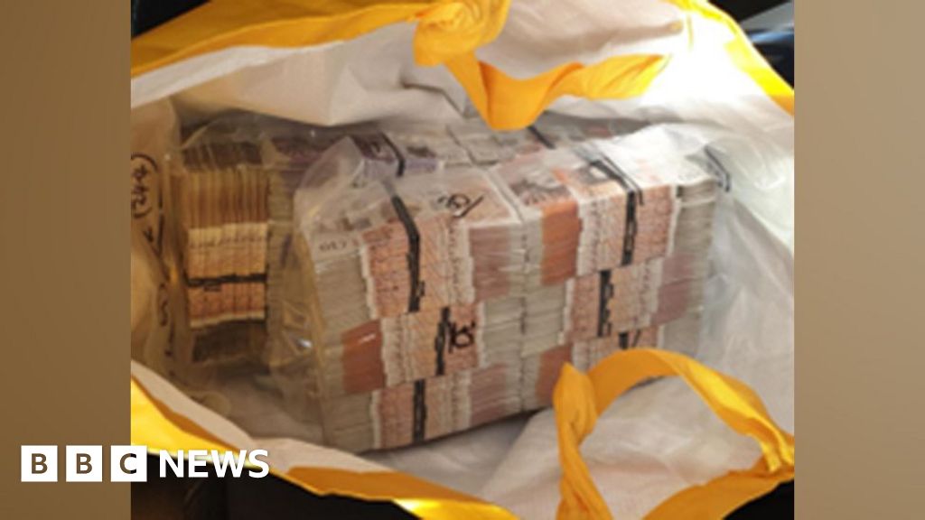 Liverpool car running red lights leads police to drugs and £200k - BBC News