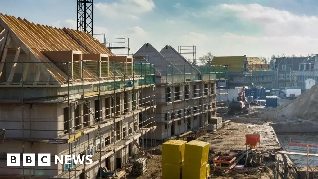 Hundreds of homes to be created in Lichfield - BBC News