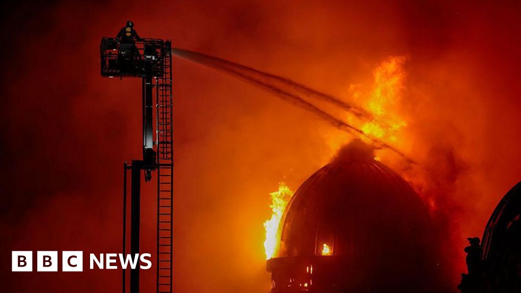 Crowd reacts as dome collapses in Union Street fire - BBC News
