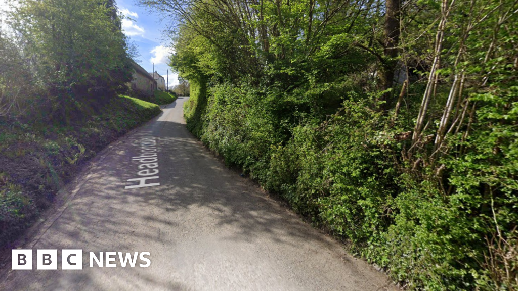 Cyclist dies after crash in Ashburton - BBC News