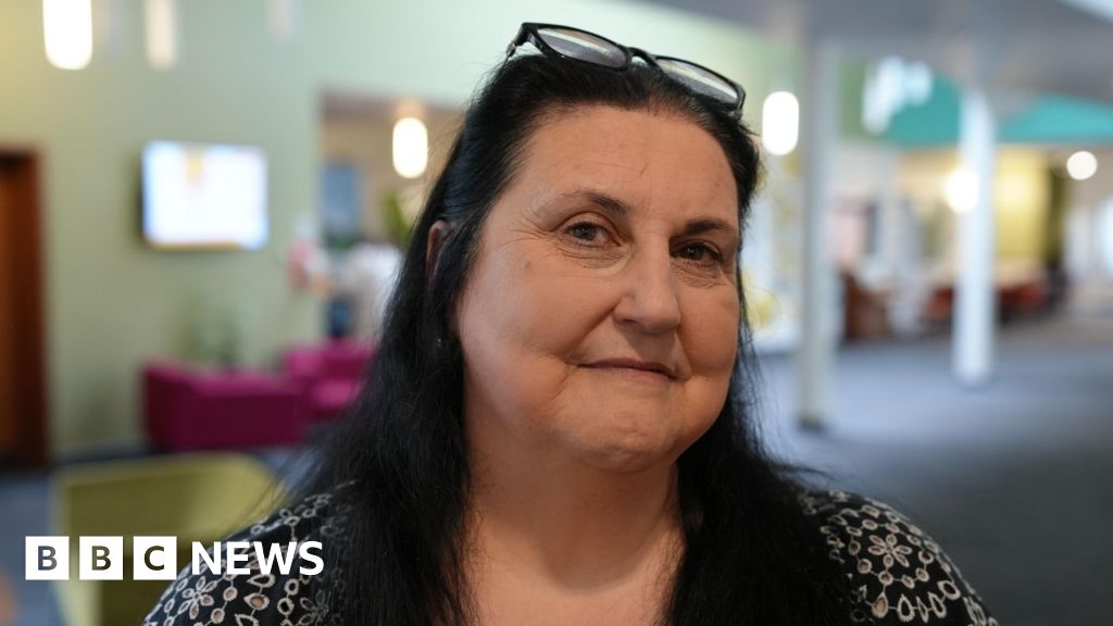 End of life care: Dying 'face postcode lottery' - BBC News