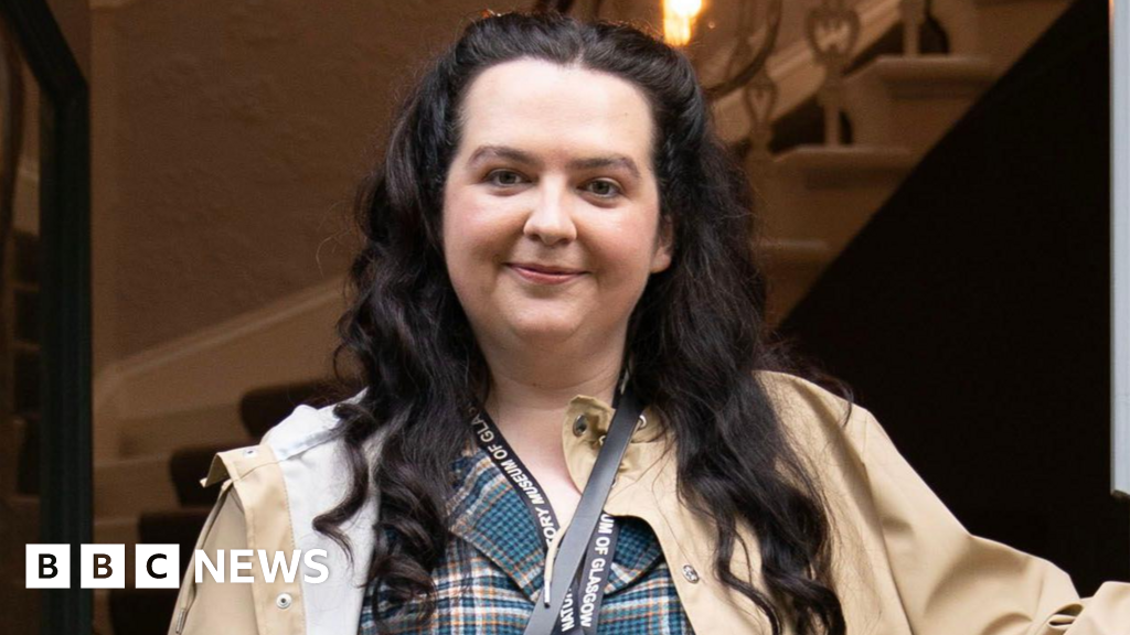 'Playing an autistic character helped me unmask myself' - BBC News