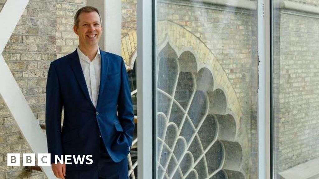 Brighton Festival and Dome boss to step down - BBC News