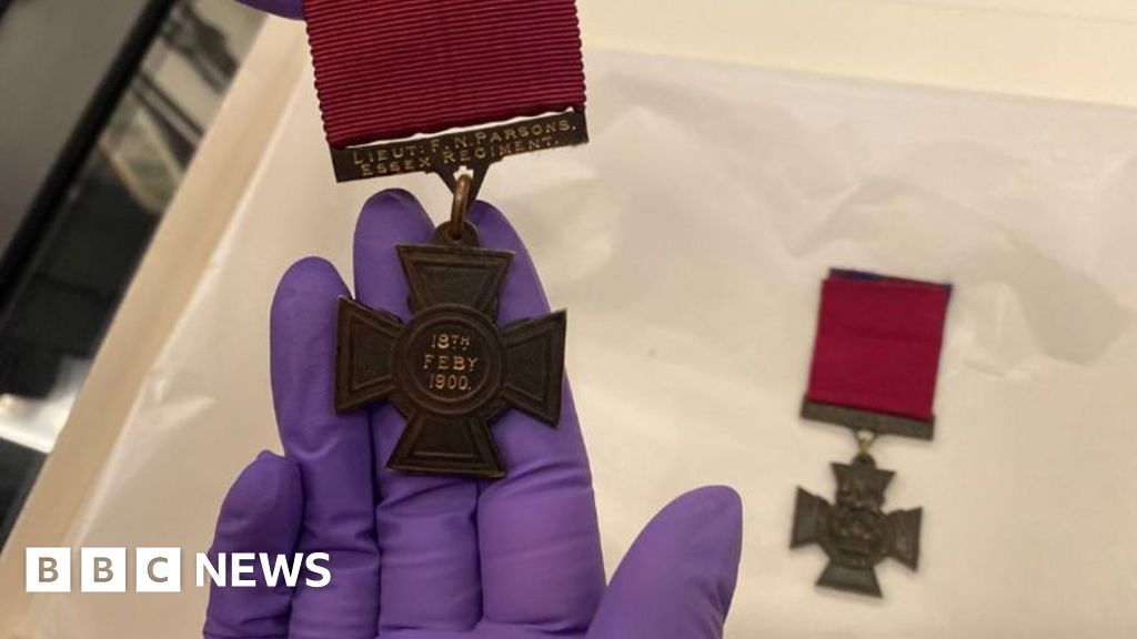 Victoria Cross medals returned months after disappearance - BBC News