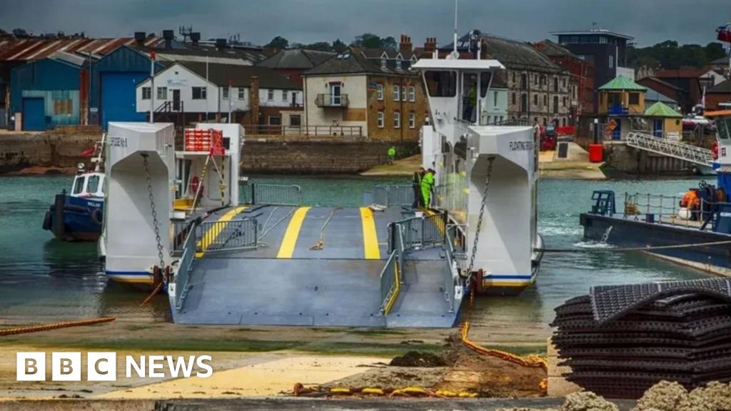 Isle of Wight: Chain ferry suspended day after resuming service