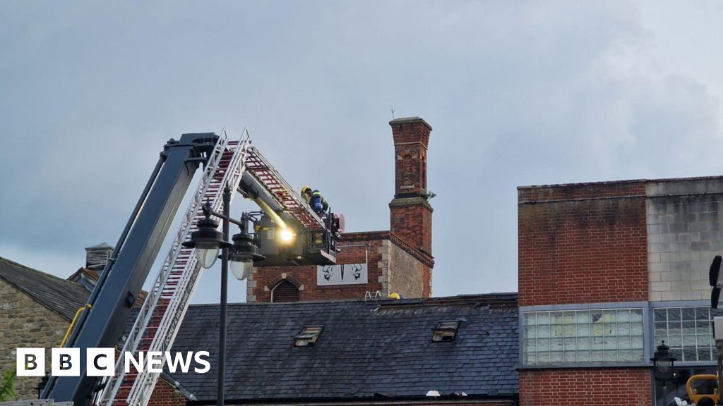 Firefighters tackling 'significant' blaze in Swindon - BBC News