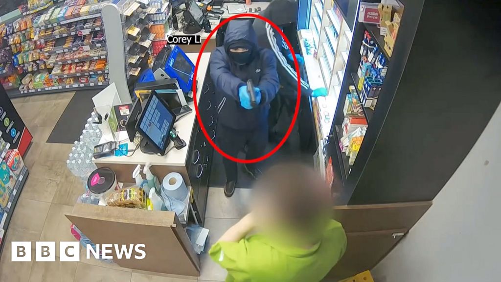 Rhostyllen: Armed robber aims gun at garage cashier before taking cash