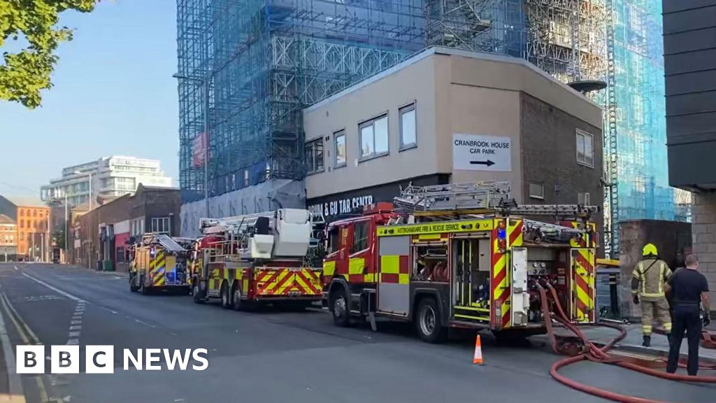 Nottingham: Fire crews tackle blaze at block of flats - BBC News