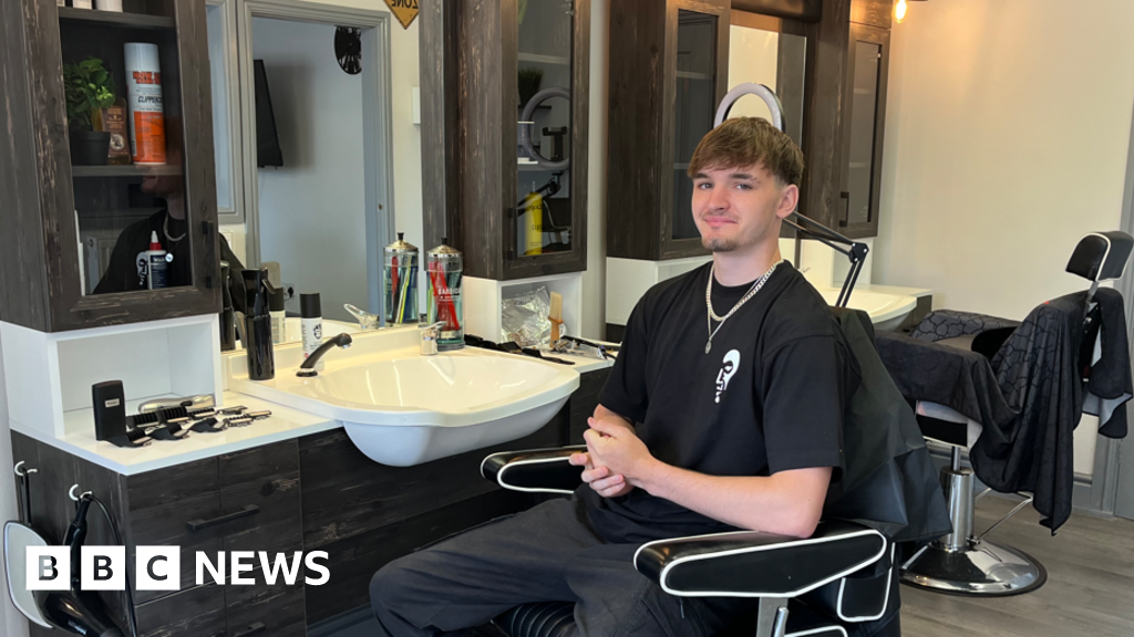 Much Wenlock barber shop dream come trues for Harry, 18 - BBC News