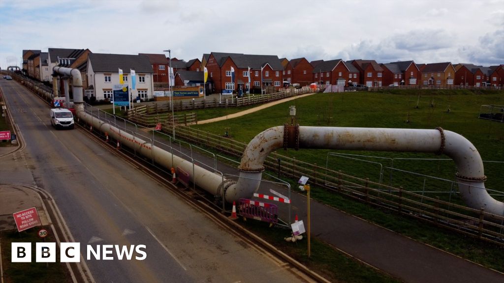 Wellingborough: Alternative to above-ground sewer 'far worse' - BBC News