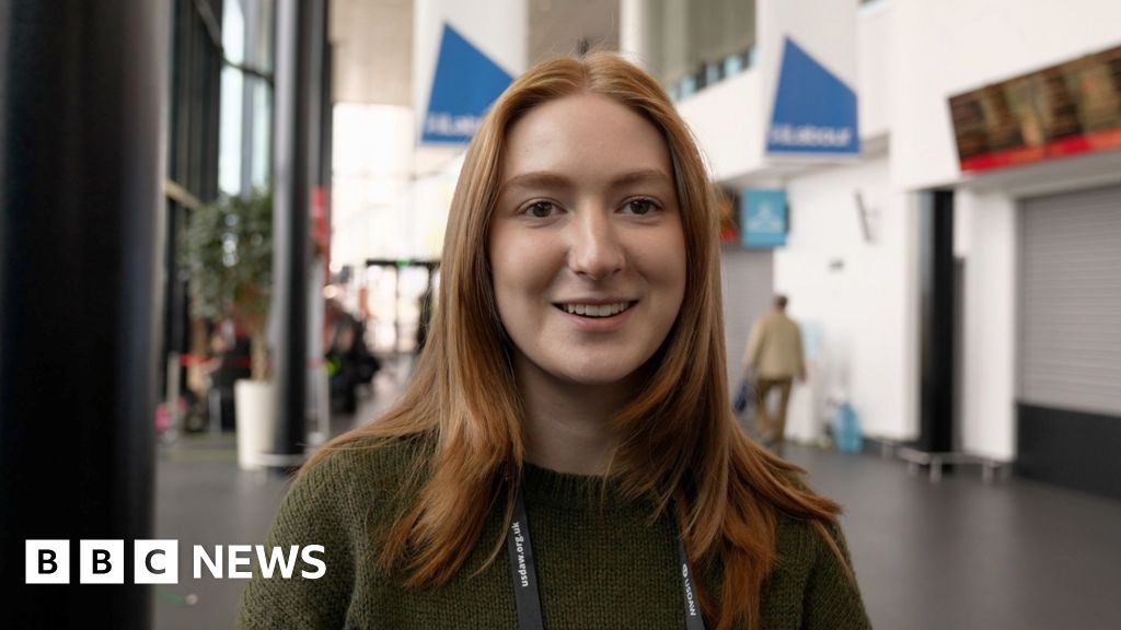 Young Labour members rate the government of out 10 - BBC News