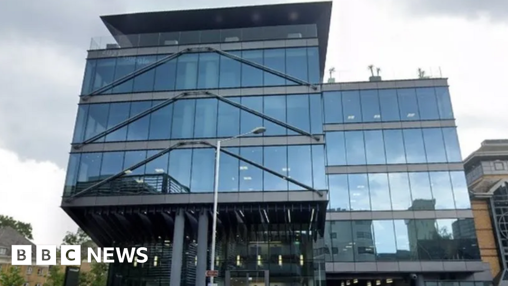 Surrey County Council: Woking staff to get new town centre home - BBC News