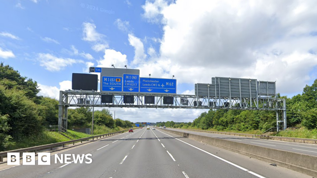 Pedestrian hit by truck on M62 in Leeds - BBC News