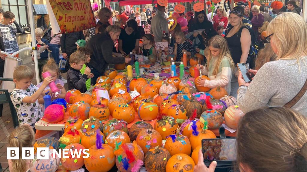 Spalding Pumpkin Festival brings harvest fun to town - BBC News