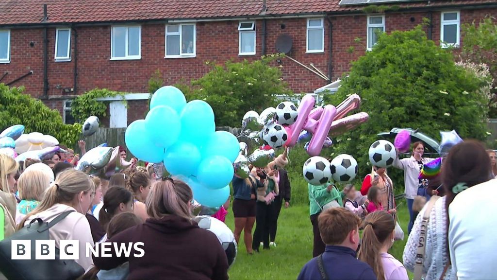 Community pays tribute to Leah Harrison after school trip death - BBC News