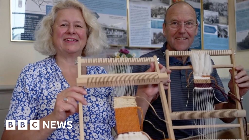 London Overground: Woven roundel celebrates newly-named line - BBC News