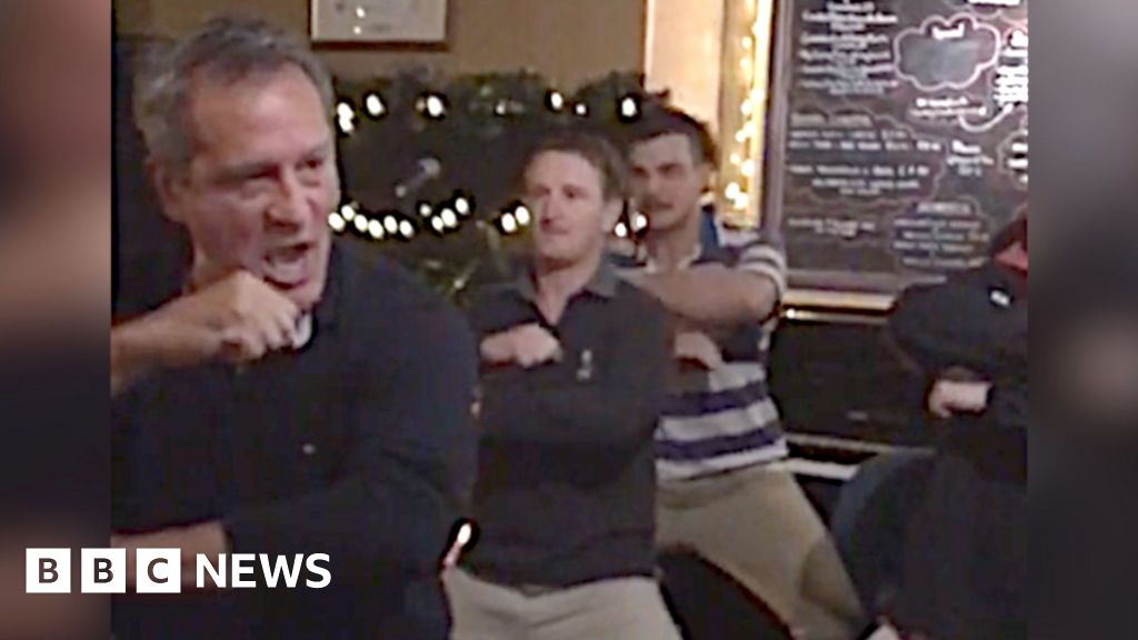 Video shows ex-All Black Zinzan Brooke doing haka in Norwich pub - BBC News