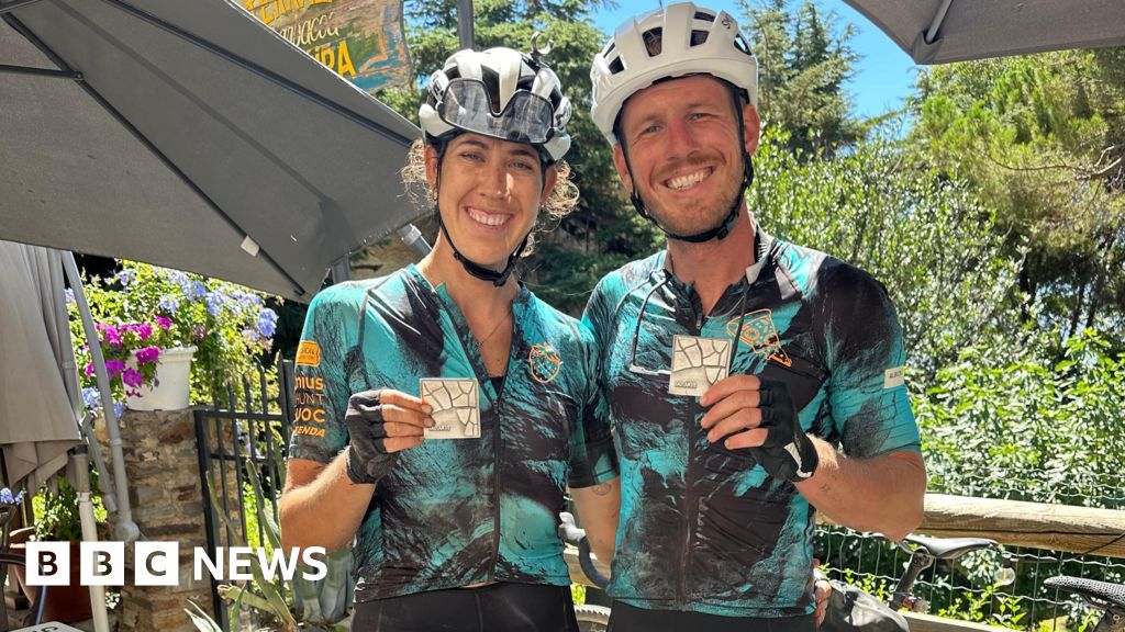 Hampshire and Dorset couple win 'brutal' Badlands ultra-race - BBC News