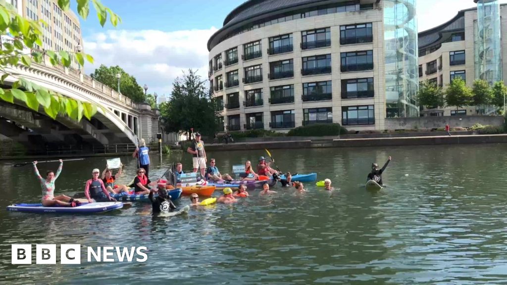 Thames Water: Anti-sewage campaigners lead river paddle protest - BBC News