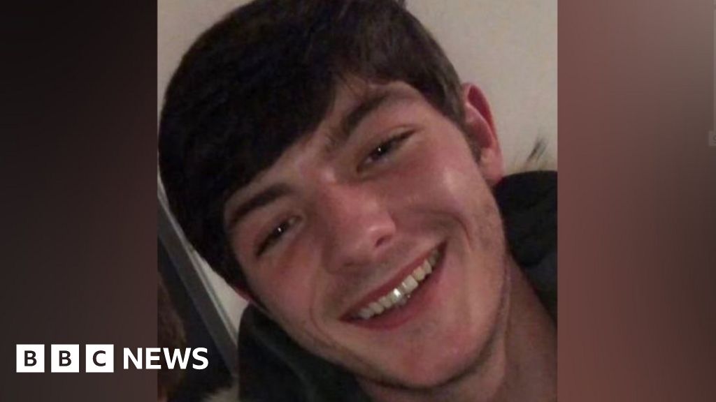 Croxteth stabbing: Woman charged with murder after man's death - BBC News