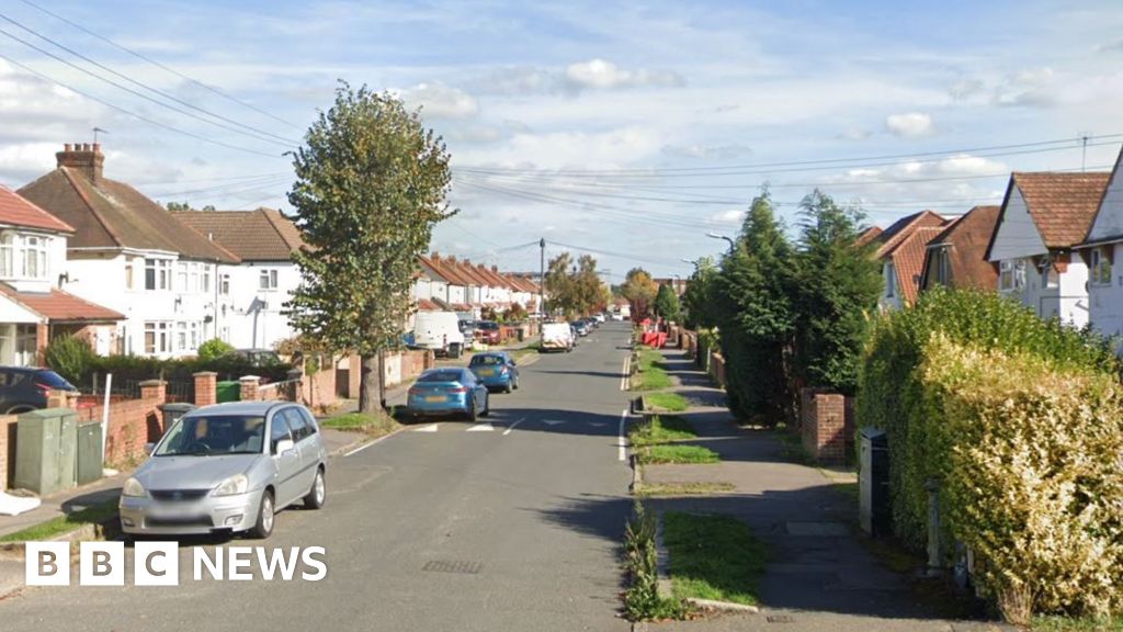 Slough: Two arrests after man found dead in street - BBC News